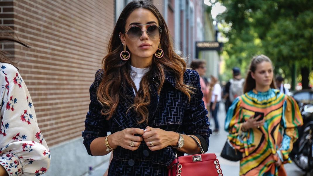 Το πλισέ μαύρο φόρεμα από τα Zara που θα λατρέψουν οι γυναίκες άνω των 60 | BOVARY